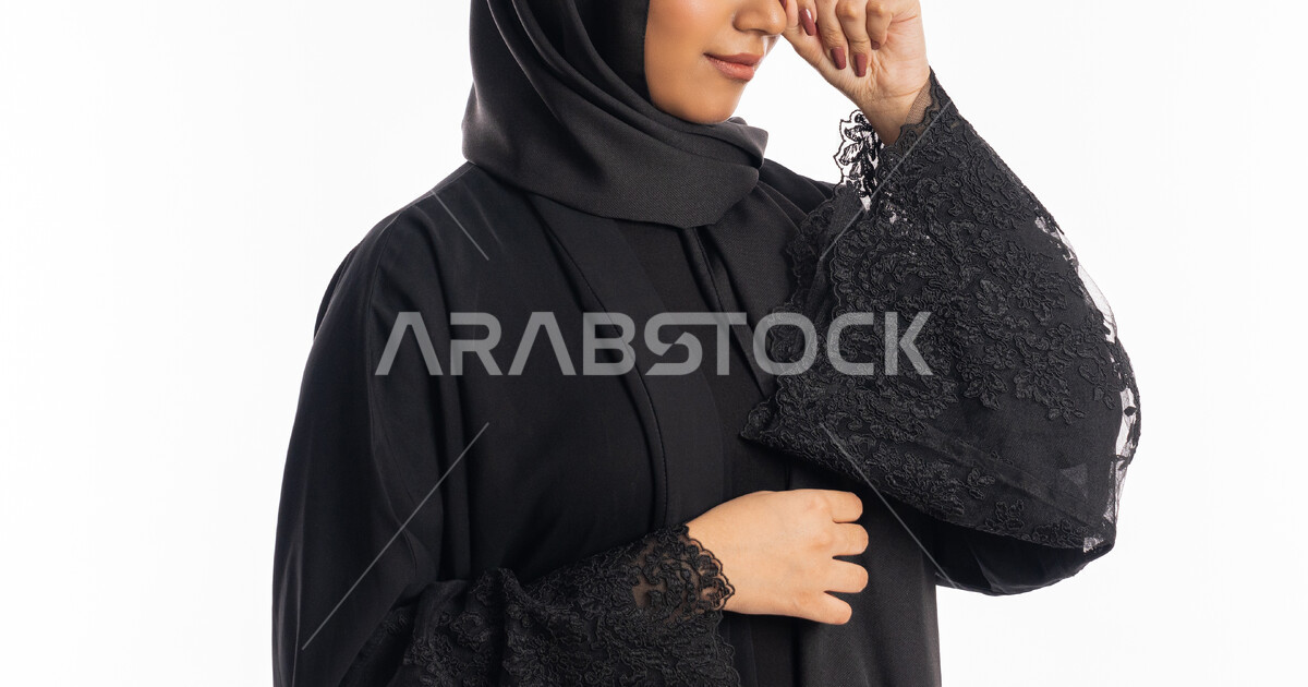 الوقوف بتعابير الخيبة واليأس, سماع خبر حزين, الشعور بالهم والاكتئاب, بورتريه مقرب لشابة عربية ...