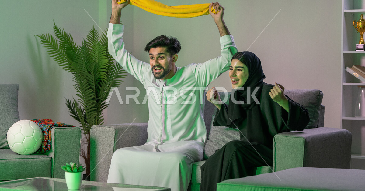 مشاهدة مباراة كرة القدم و متعة الفوز, زوجان عربيان خليجيان اماراتيان يشاهدان مباراة كرة القدم ...
