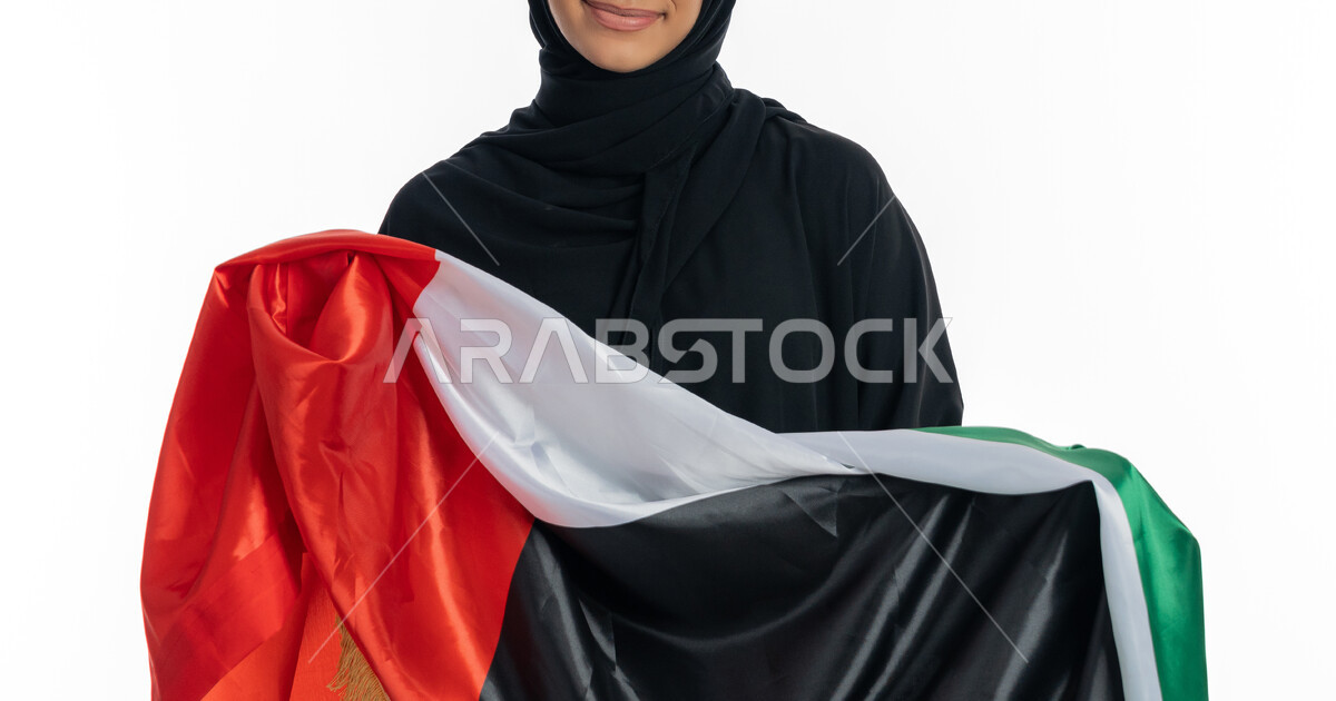 الاحتفال باليوم الوطني الإماراتي٢ ديسمبر، بورتريه لإمرأة عربية خليجية إماراتية مبتسمة ترتدي ...