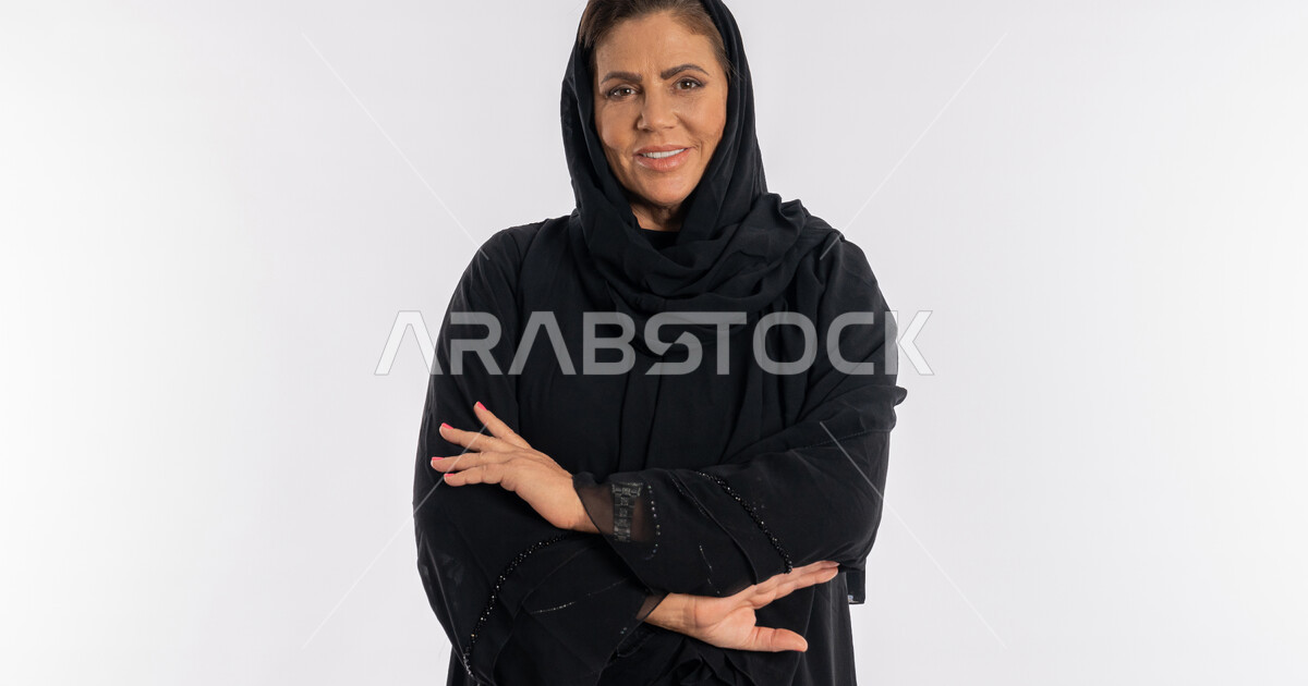 مفهوم الأناقة و الأنوثة ,النظر الى الكاميرا بتعابير الثقة بالنفس, بورتريه مقرب لسيدة عربيه ...