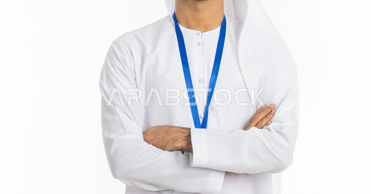 الأناقة والرجولة والاهتمام بالمظهر الخارجي, الوقوف بإيماءات أيدي متقاطعة, بورتريه لرجل أعمال ...