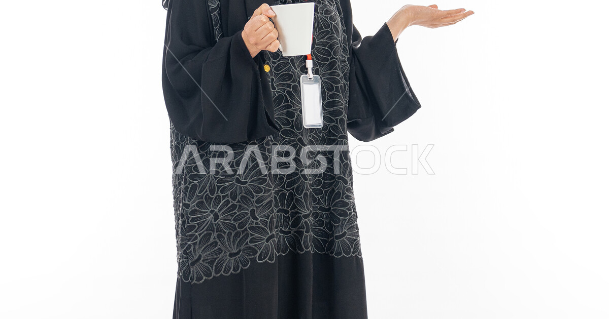 تمكين عمل المرأة في المجتمع الخليجي, بورتريه لشابة عربية خليجية اماراتية ترتدي العباءة السوداء ...