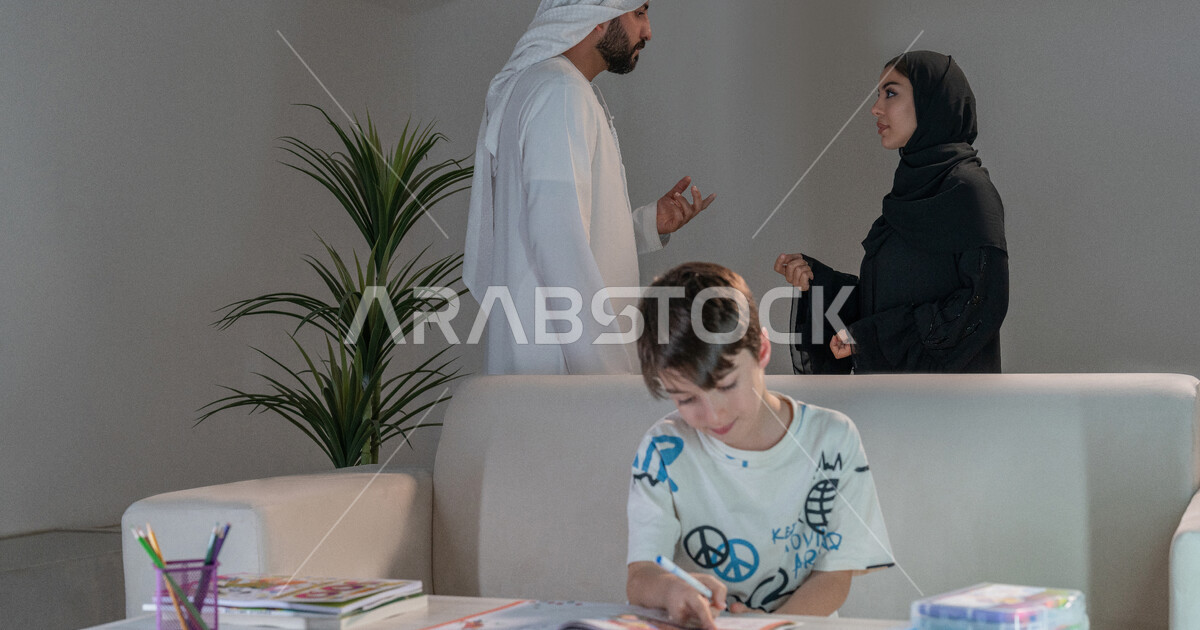 صبي يقوم بالتلوين والانشطة الابداعية، استخدام ادوات ومعدات التلوين، رعاية وتشجيع وتطوير مهارات ...