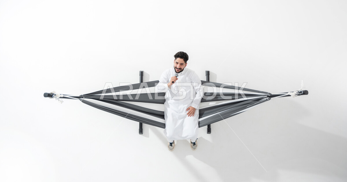 أنشطة ترفيهية مسلية، أداء المواهب الصوتية، بورتريه علوي عامودي لرجل عربي خليجي سعودي يرتدي الثوب ...