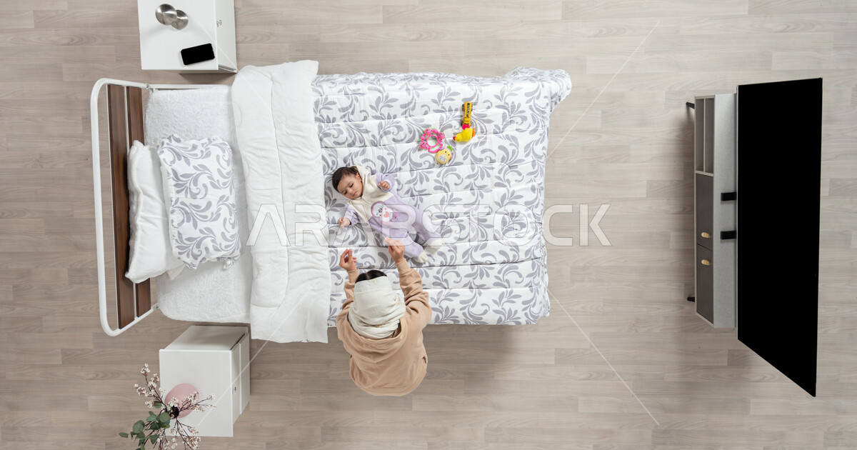 النظر إلى الاطفال بإيماءات الحب والحنان، مداعبه الام لاطفالها الصغار، بورتريه عامودي علوي لأم ...