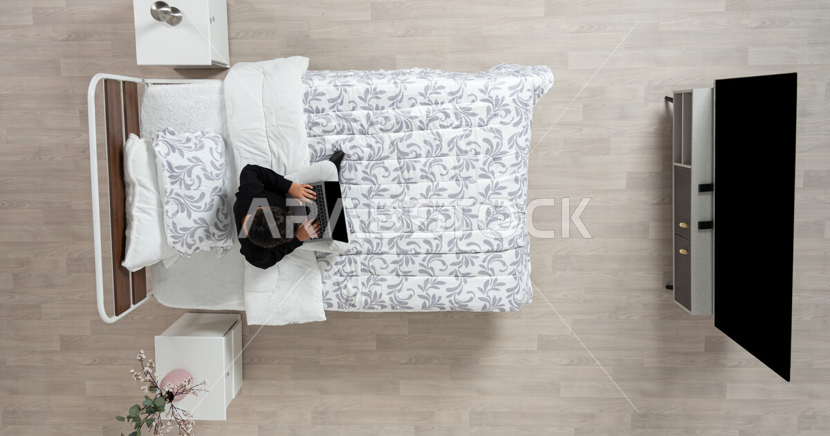 استعمال الأجهزة الإلكترونية الحديثة، التواصل مع الاهل والاصدقاء ، بورتريه عامودي علوي لولد عربي ...