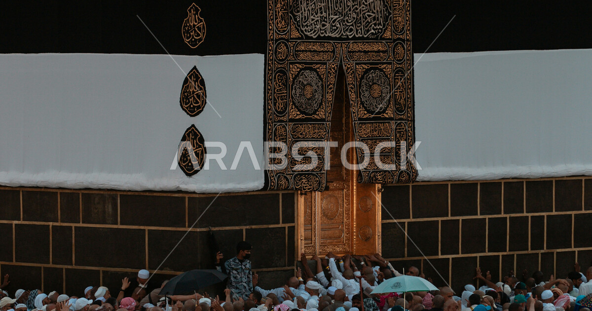 أداء مناسك الحج والعمرة، صورة مقربة لطواف الحجاج والمعتمرين حول الكعبة المشرفة في مكة المكرمة ...