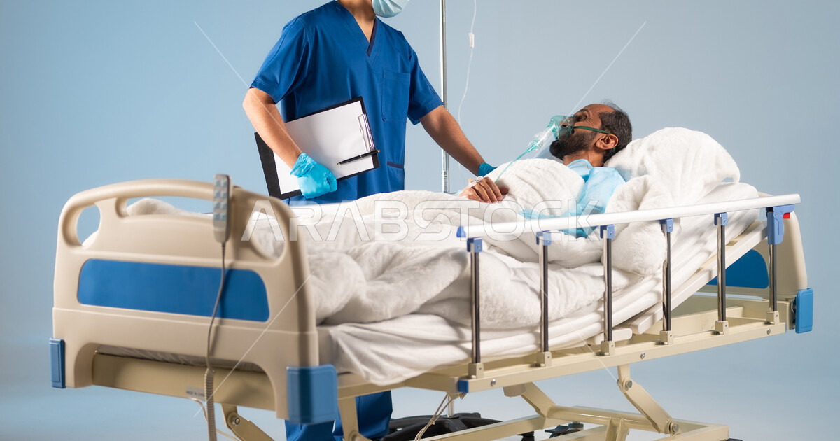 الرعاية الصحية والطب والعلاج، بورتريه لرجل عربي خليجي سعودي مستلقي على السرير يرتدي يونيفورم ...