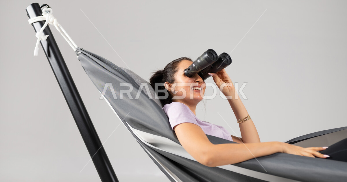 قضاء الوقت في الاستكشاف والمتعة، بورتريه مقرب لشابة عربية خليجية سعودية ترتدي لباس الكاجوال ...