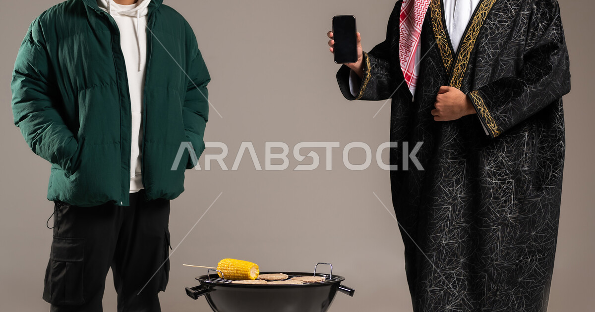 استخدام التقنيات الحديثة للترفيه , رحلة برية شبابية ممتعة , بورتريه لشاب عربي خليجي سعودي يرتدي ...