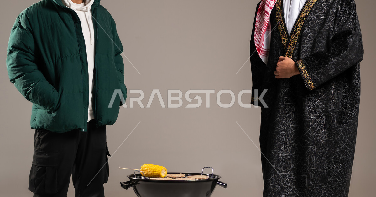 مفهوم الالفة و المحبة بين الأصدقاء , رحلة برية مع الأصحاب , بورتريه لشاب عربي خليجي سعودي يرتدي ...