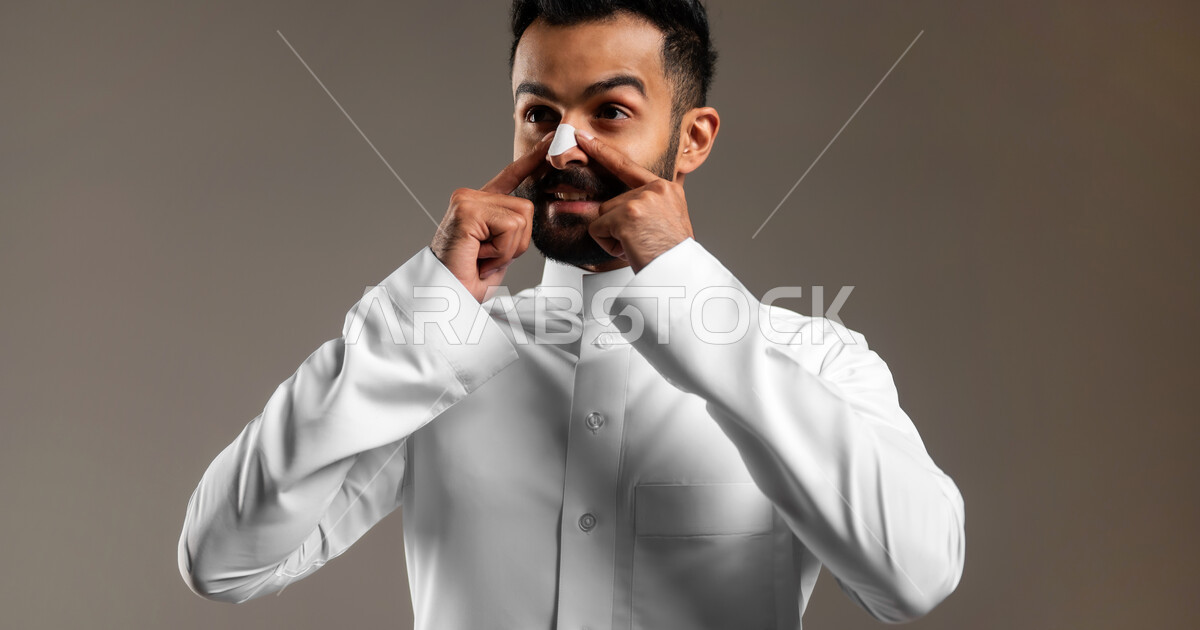 ماسك تنظيف المسام، بورتريه مقرب لرجل عربي خليجي سعودي يرتدي الثوب التقليدي يضع لصقات الأنف ...