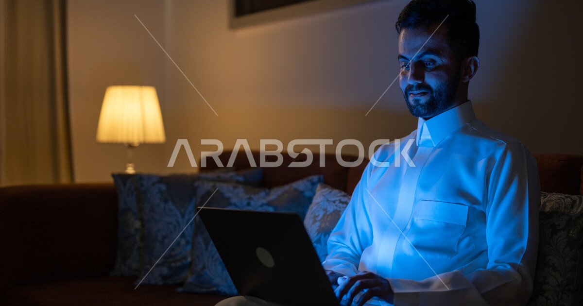 البحث عن شيء ما عبر الانترنت، تصفح مواقع التواصل الاجتماعي، متابعة الأفلام والمسلسلات المفضلة ...