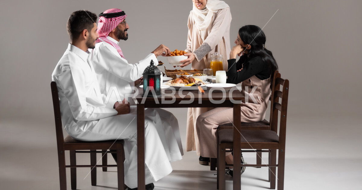 ضيافة تمور المملكة العربية السعودية, امرأة عربية خليجية سعودية تقوم بتوزيع التمر السعودي ...