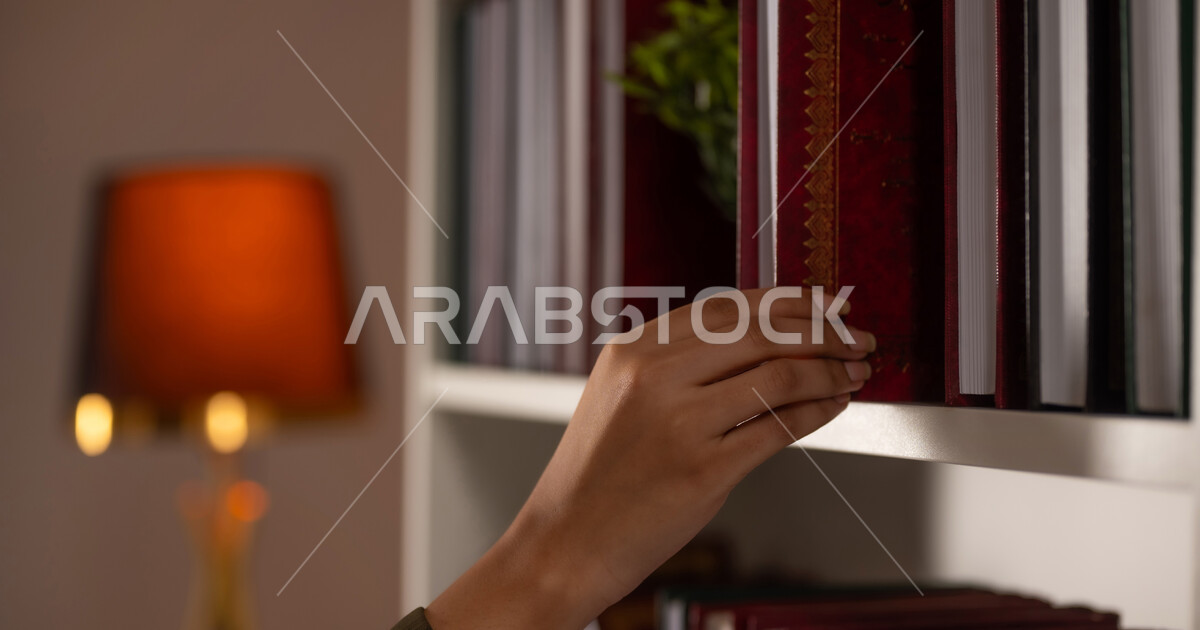 مفهوم القراءة والتثقيف الذاتي والتعلم, بورتريه مقرب ليد شابة عربية خليجية سعودية ترتدي العباءة ...