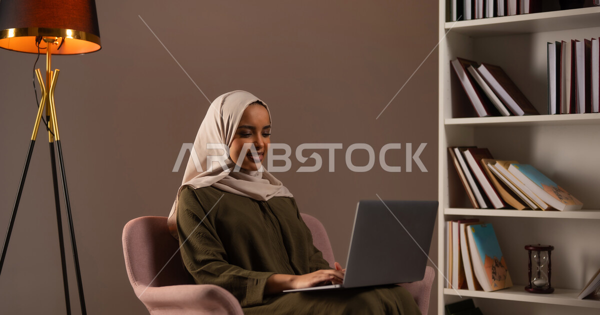 شراء الكتب والتسوق الالكتروني عبر التطبيقات والتقنيات الحديثة بورتريه