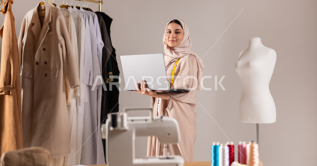 استخدام جهاز الحاسوب في ورشة العمل , إنجاز طلبات الزبائن , بورتريه مقرب لمصممة أزياء عربية ...