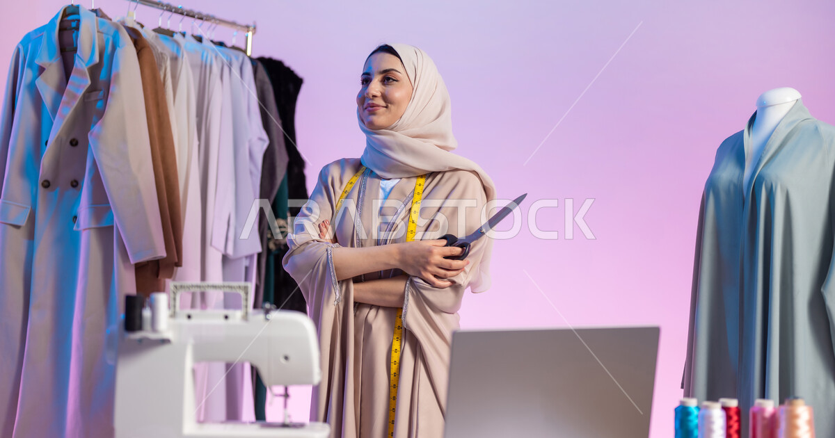 ممارسة مهنة تصميم الأزياء , ورشة خياطة ملابس نسائية , بورتريه مقرب ...