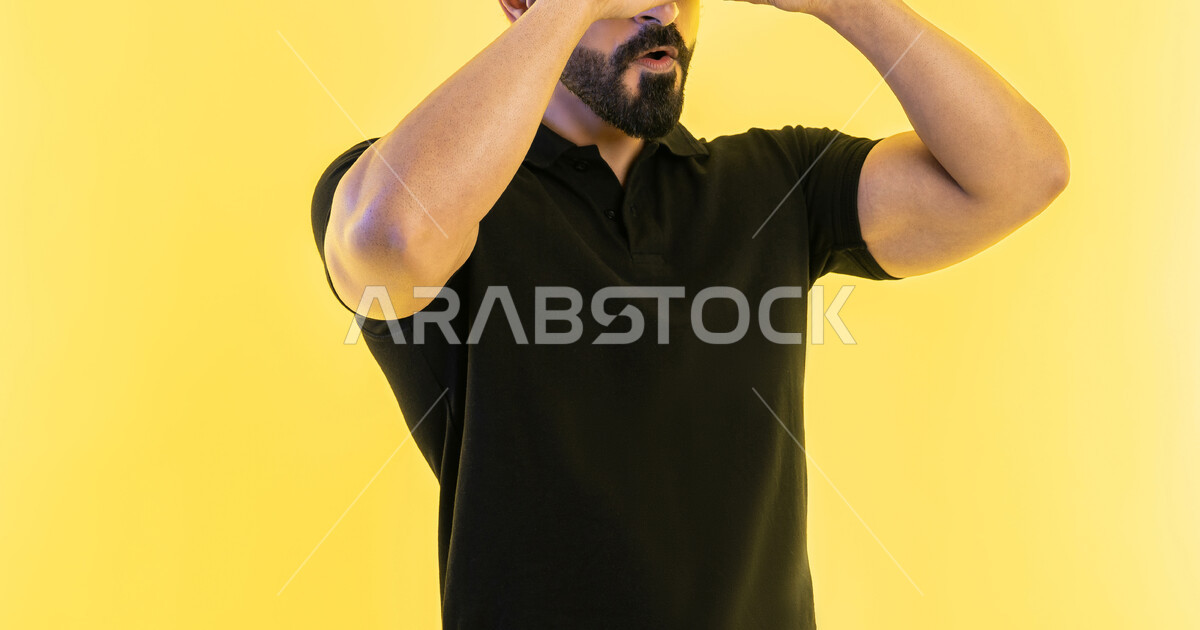 ايماءات وتعابير الدهشة والمفاجئة، رؤية الاشياء البعيدة عبر التلسكوب ...