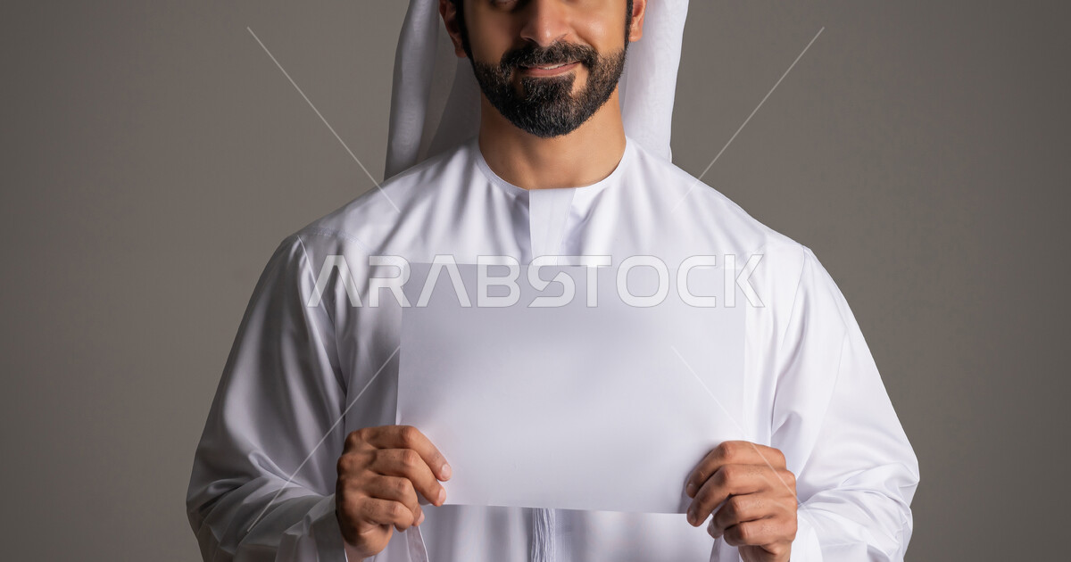 إعلان أبيض فارغ، استخدام لوحات توضيحية، مفهوم الإعلان والتسويق، موك اب أبيض، بورتريه مقرب لرجل ...