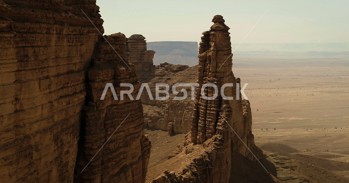 التكوينات والتشكيلات الصخرية في صحراء محافظة العلا، القمم والمرتفعات الجبلية وسط البيئة الرمليه ...