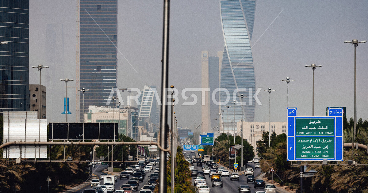 حركة مرور السيارات في الشوارع والطرقات، البرج المجدول في مدينة الرياض بالمملكة العربية السعودية ...