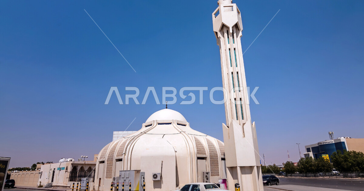 Dar Al-Tarbiyah Mosque in the city of Riyadh in the daytime ...