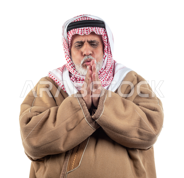 Portrait of an old Saudi Arab man feeling cold, wearing a Saudi bisht ...