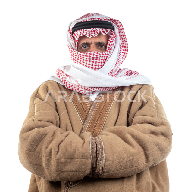 Portrait of an old Saudi Arab man feeling cold, wearing a Saudi bisht ...