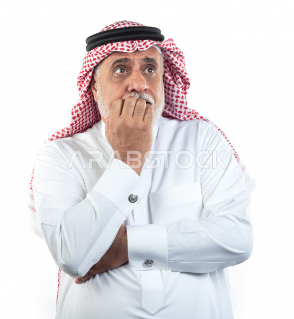 Portrait of an old Saudi Arab man looking up thinking and meditating ...