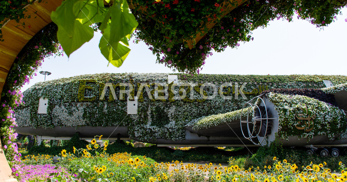 أماكن سياحية ترفيهية مشهورة ,مجسم عملاق على شكل طائرة مغلفة بالزهور ...