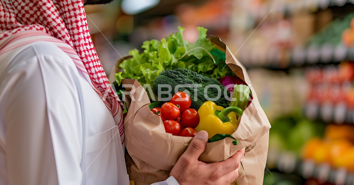 شراء الاحتياجات المنزلية، صورة مقربة لرجل خليجي عربي سعودي يرتدي الزي ...