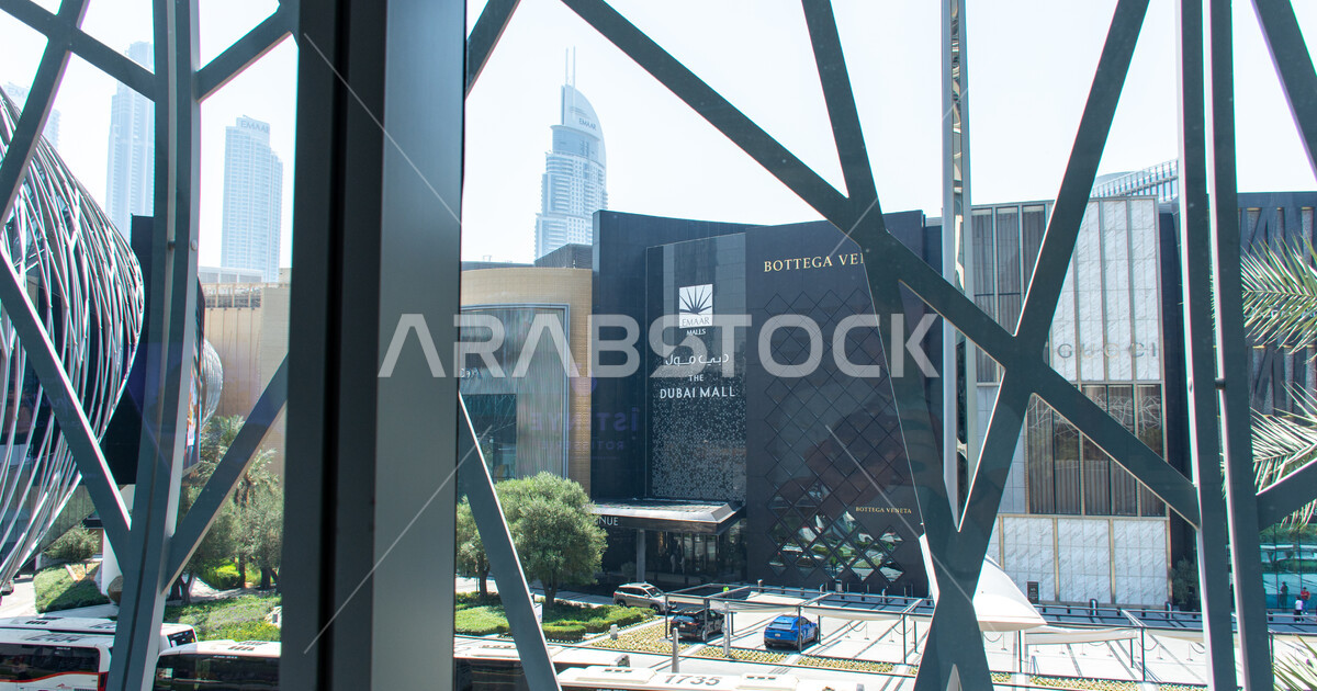 Geometric shapes of the exterior facade of the Dubai Mall ...