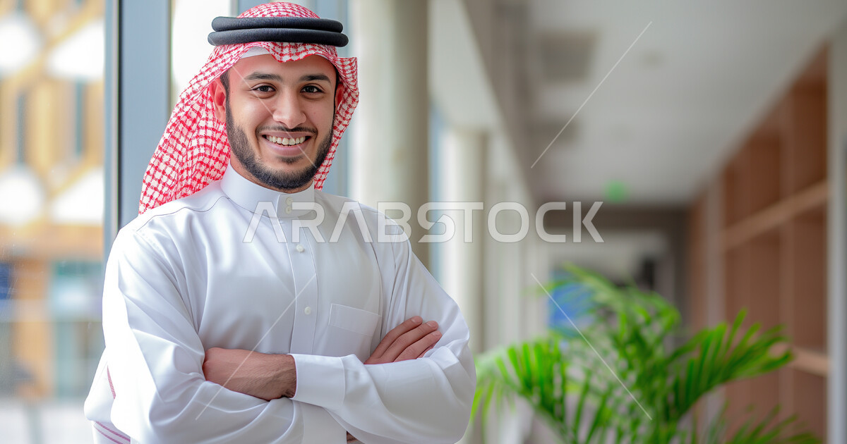 الوقوف بأيدي متقاطعة والنظر للكاميرا بسعادة, مفهوم الأناقة والرجولة ...