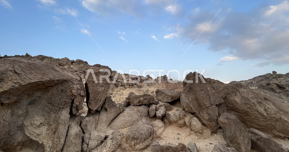 Rock carving in the highlands of Jeddah, enjoying the natural scenery ...