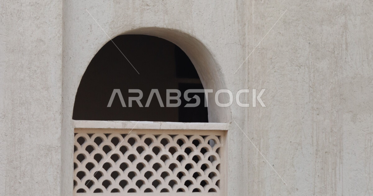 صورة مقربة لنافذة خشبية في قلعة الجاهلي في مدينة العين بأبو ظبي ...