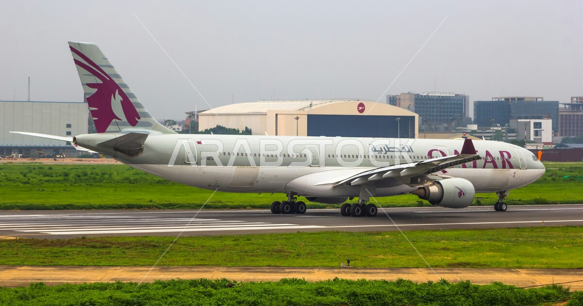 صورة مقربة لطائرة تابعة للخطوط الجوية القطرية، وسائل المواصلات الجوية ...