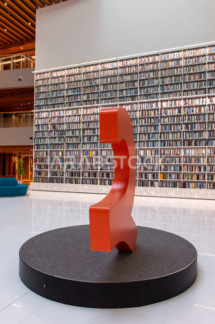 Interior decorations and designs in the Mohammed bin Rashid Library ...