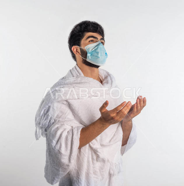 Portrait of a Saudi Arabian Gulf Muslim man in Ihram dress wearing a ...