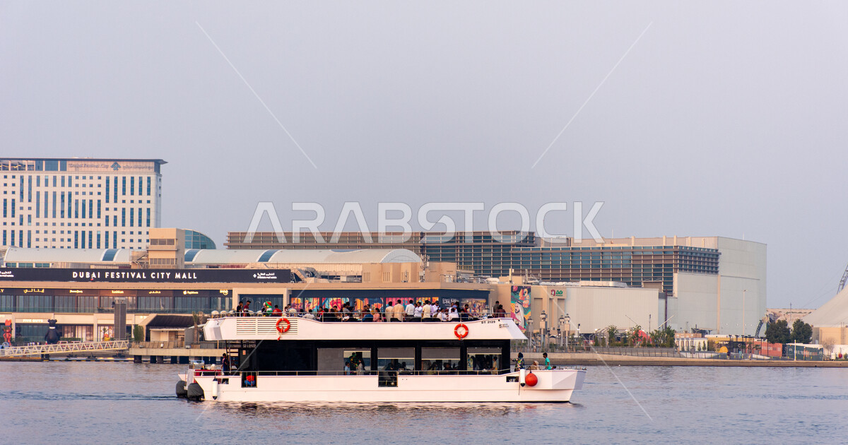 عبارة لنقل السياح في جولة بمنطقة خور دبي في الإمارات العربية المتحدة ...