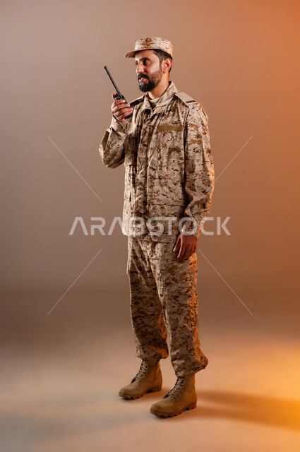 قوات التدخل السريع، الوقوف باستقامة واستعداد وانضباط، بورتريه لرجل عربي خليجي سعودي يرتدي الزي ...