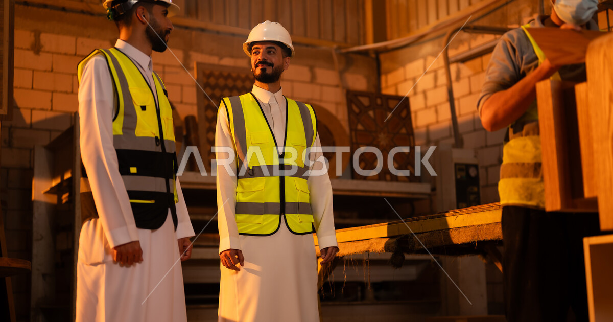 معمل تصنيع الأثاث الخشبي، مفهوم الناقشات والحوارات، مهندسان عربيان ...
