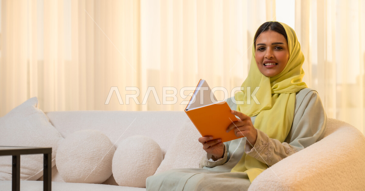 النظر الى الكاميرا بإيماءات البهجة والسرور، مفهوم التثقيف والبحث العلمي ...