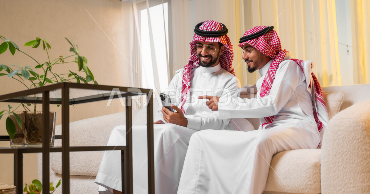 حوارات ونقاشات وجلسات شبابية، شابان عربيان خليجيان سعوديان يرتديات الزي ...