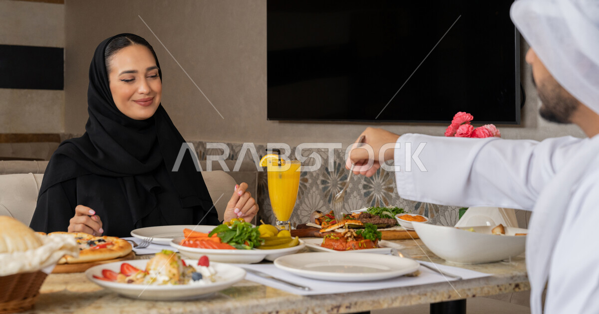 قضاء الأوقات العائلية الممتعة, أصناف متنوعة من المأكولات الشهية, زوجان ...