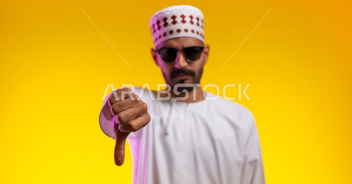 مفهوم الرفض وعدم القبول، بورتريه لشاب عربي خليجي عماني يرتدي الدشداشة و ...