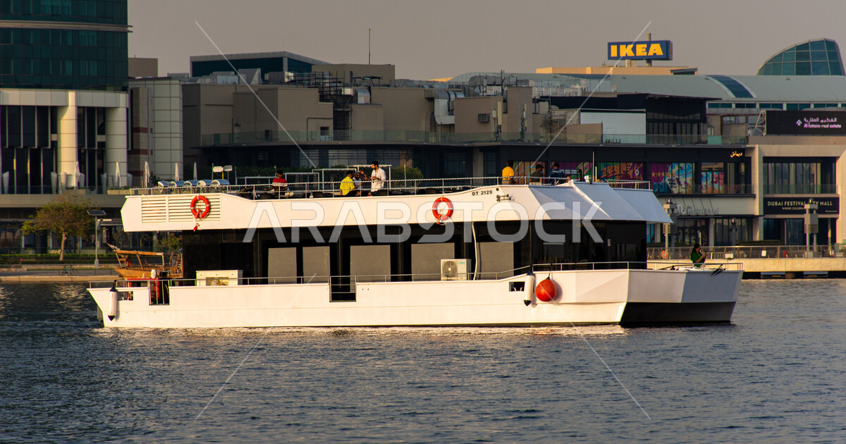 جولات ورحلات ترفيهية ممتعة، يخت ينقل السياح في جولة حول منطقة خور دبي ...