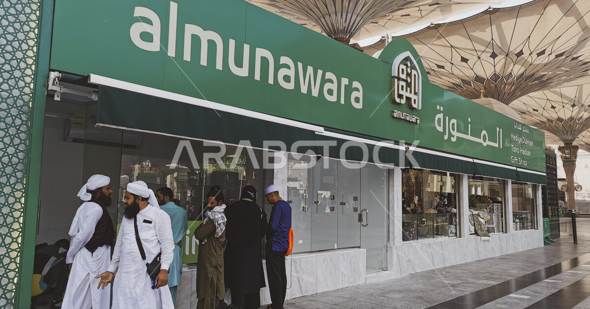 Distinctive decorations and designs for Al-Munawwarah stores, electronic awnings in Al-Haram ...