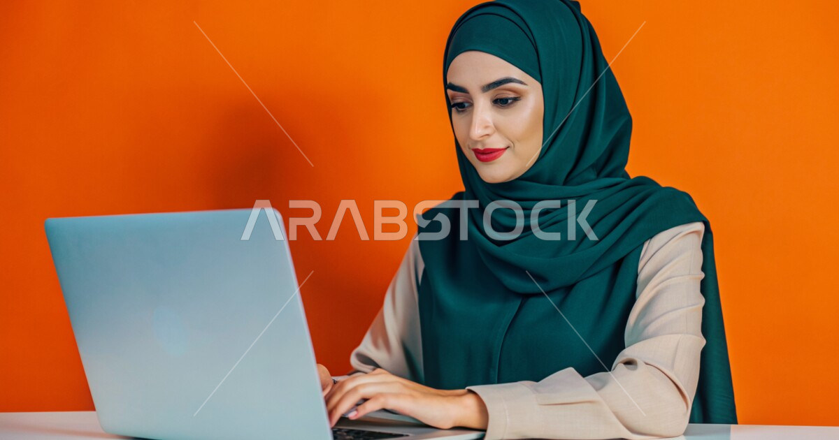 إستخدام الأجهزة التقنية الحديثة، مفهوم التعليم و العمل عن بعد، بورتريه