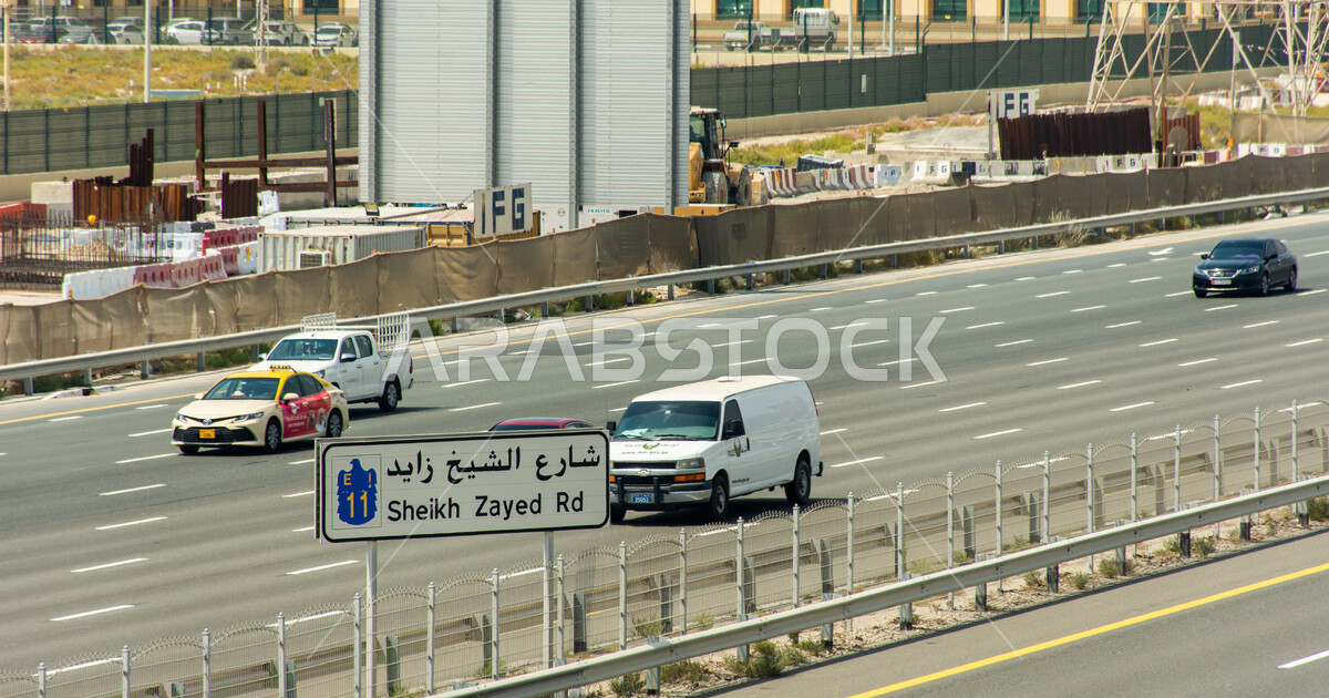 السيارات في الشوارع والطرق بوضح النهار، حركة المرور لطريق الشيخ زايد ...